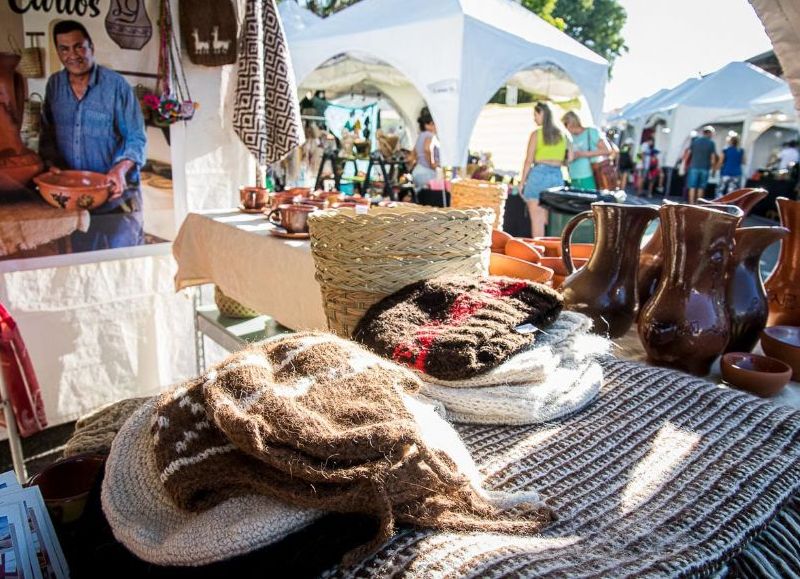 Paraná: continúa la Feria de Emprendedores y Artesanos frente a Sala Mayo